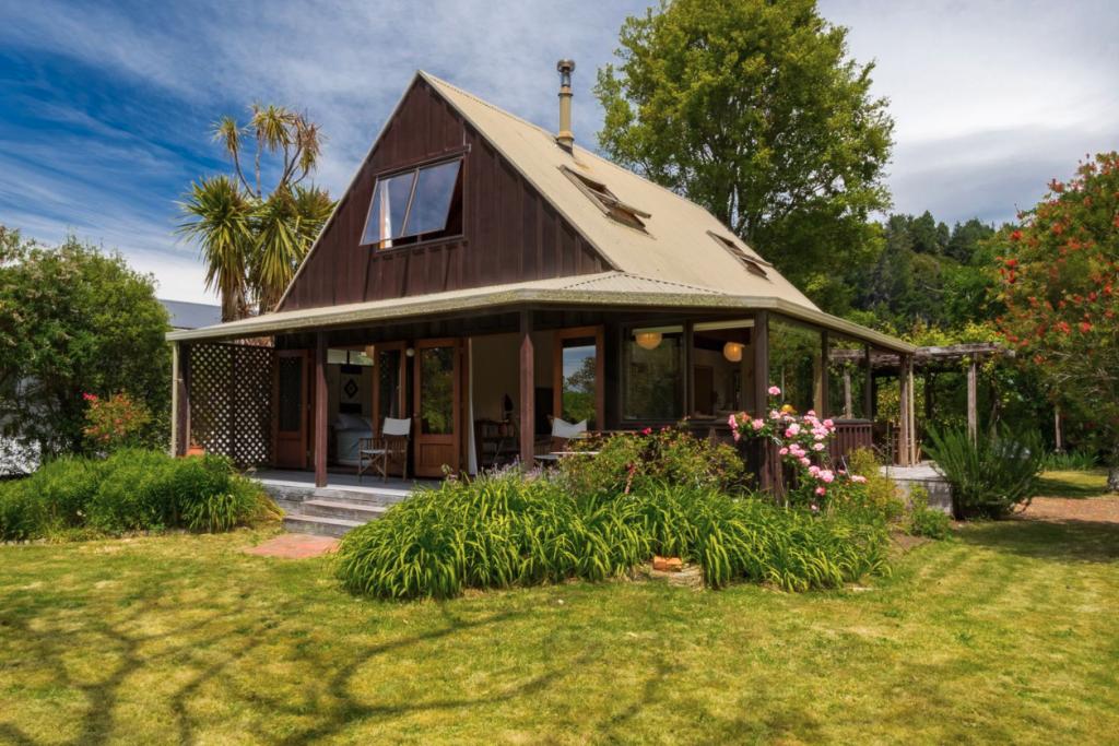 Secret Garden Lodge - Marahau Holiday Home